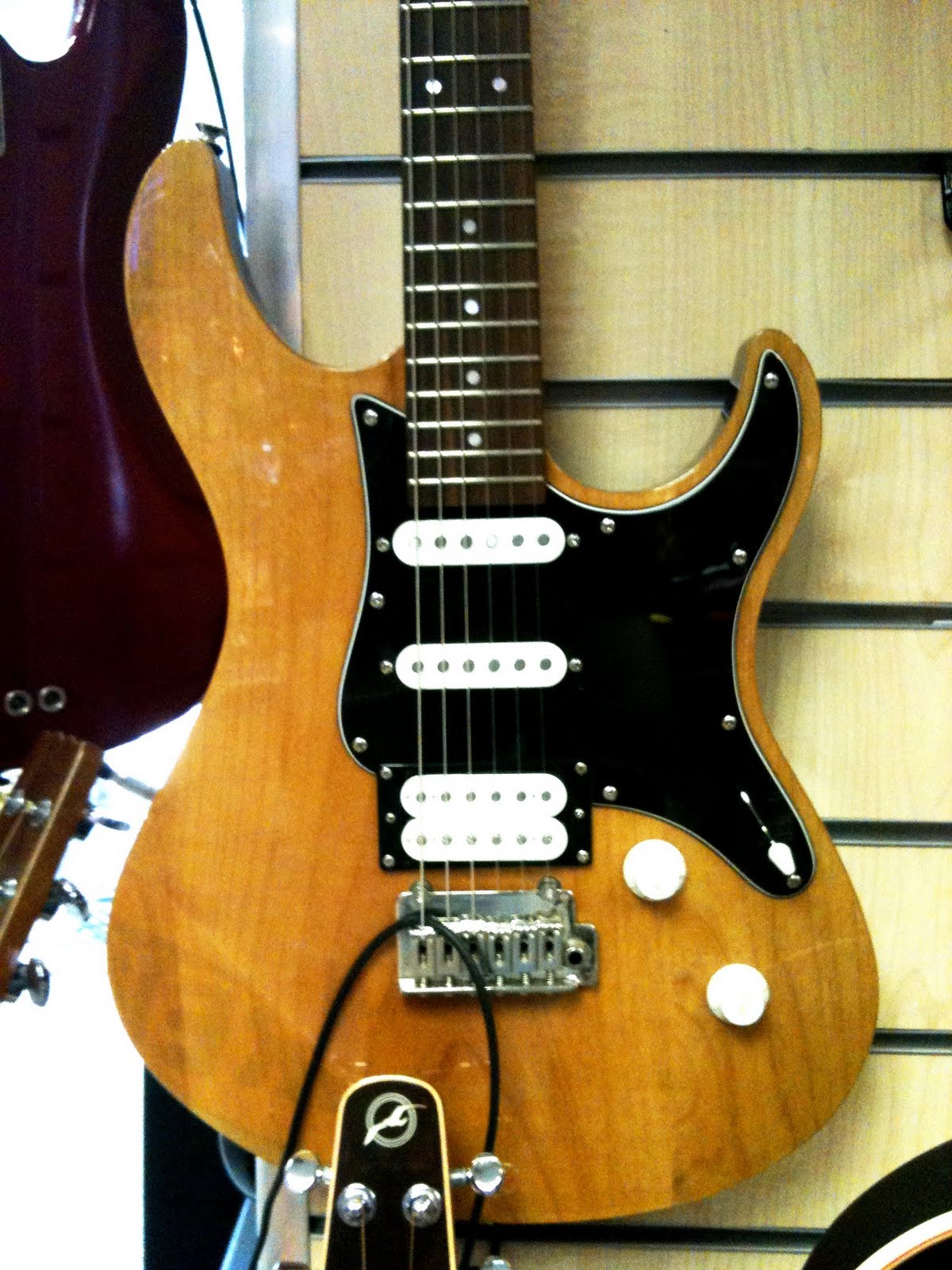 Pro Music International: Pre-Owned: Yamaha Pacifica 412v - 149.99