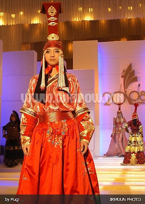 Mongolian national clothing: Mongolian national clothing - DEEL