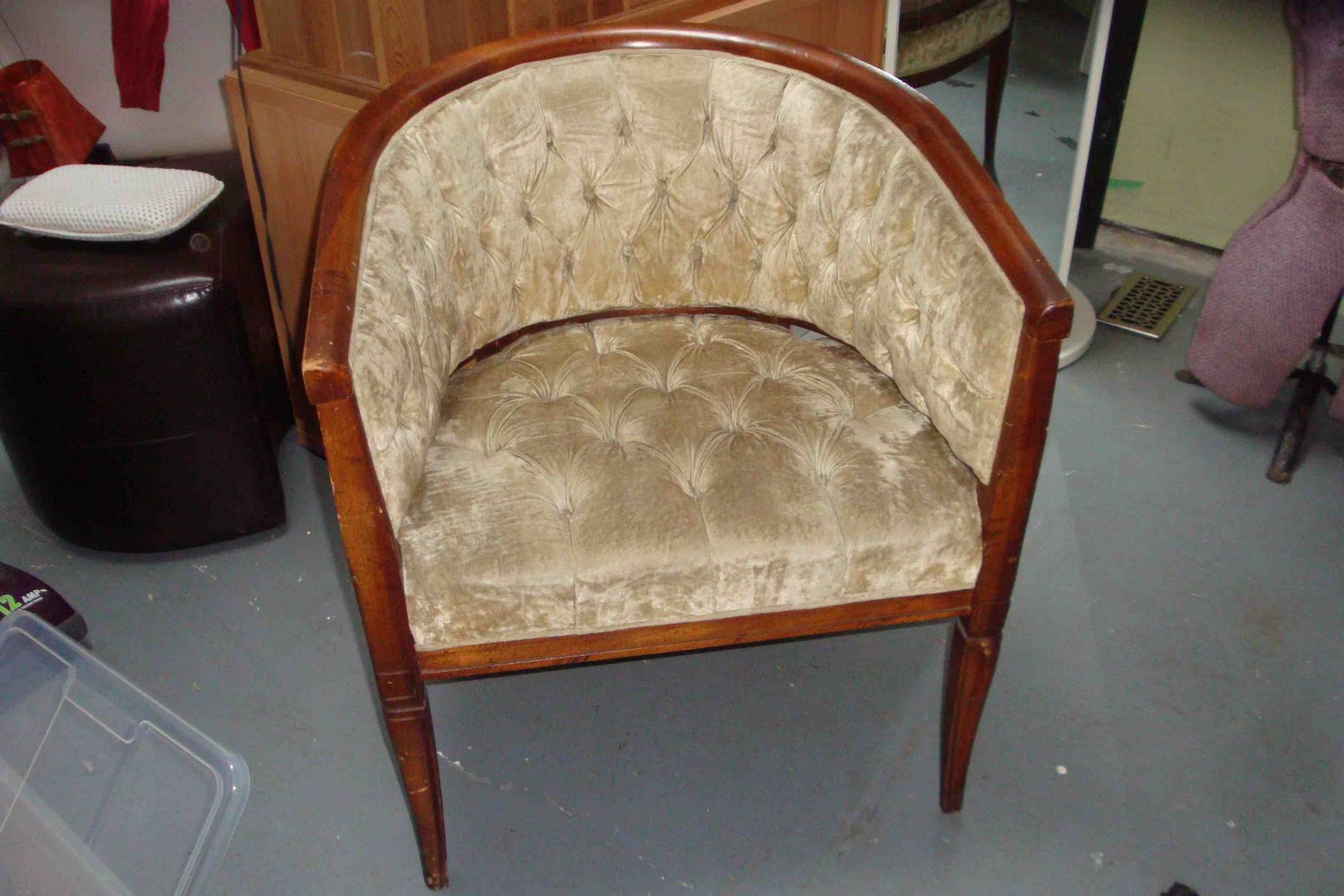 RETRO SALT SPRING: Classic design,Barrel chair with short nap velvet in ...