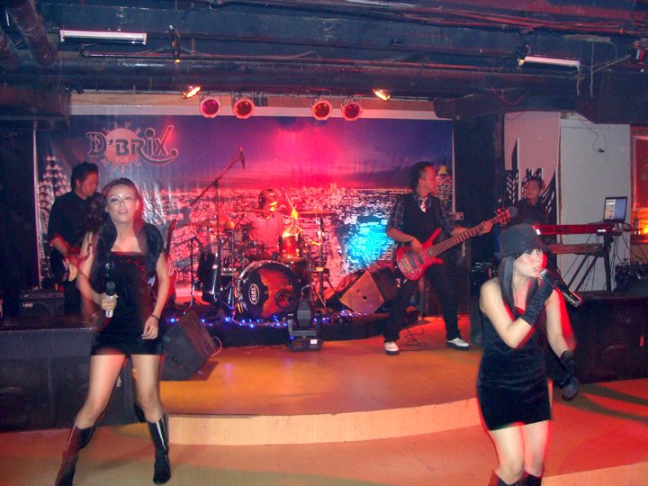 Hotel Pacific Batam: LIVE MUSIC, D'Brix PUB BATAM