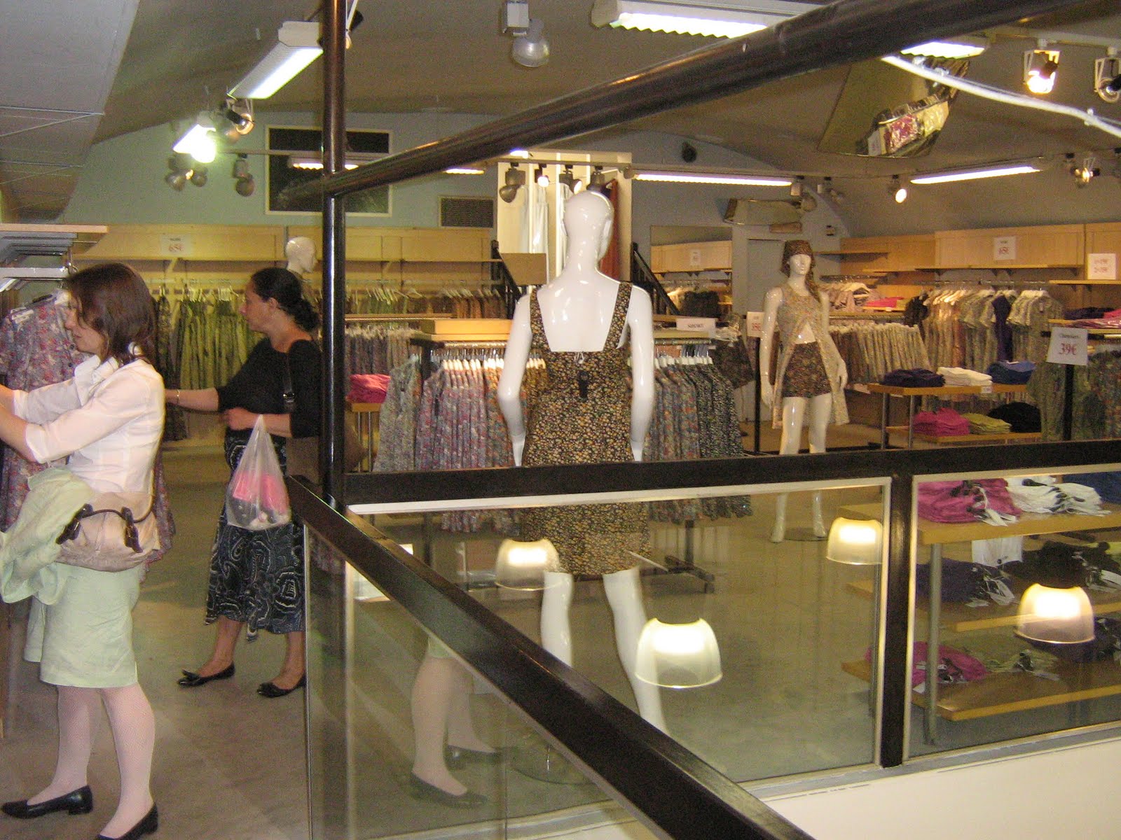 Tour du Mode: Paris / Cacharel, la sale histoire d'une boutique en propre