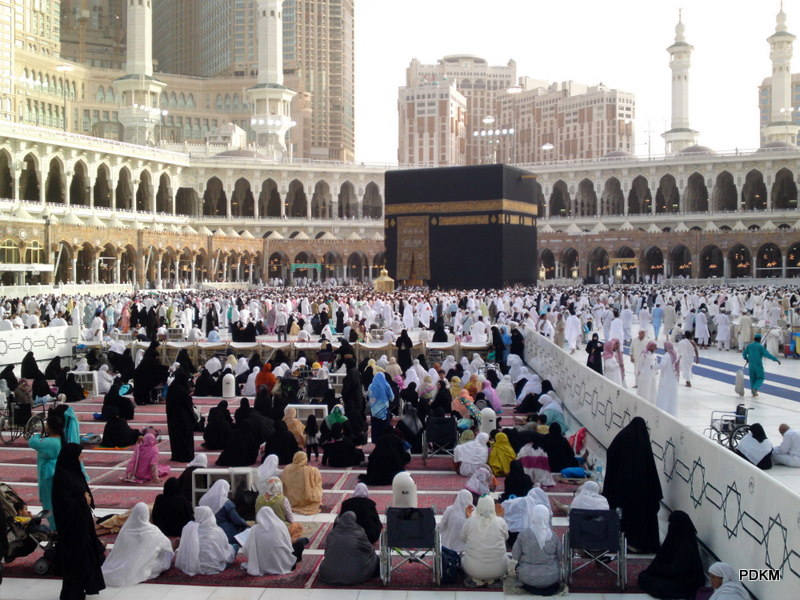 PENGALAMAN DI KOTA MAKKAH: " TeMpAt SoLaT WaNiTa DePaN KaAbah.."