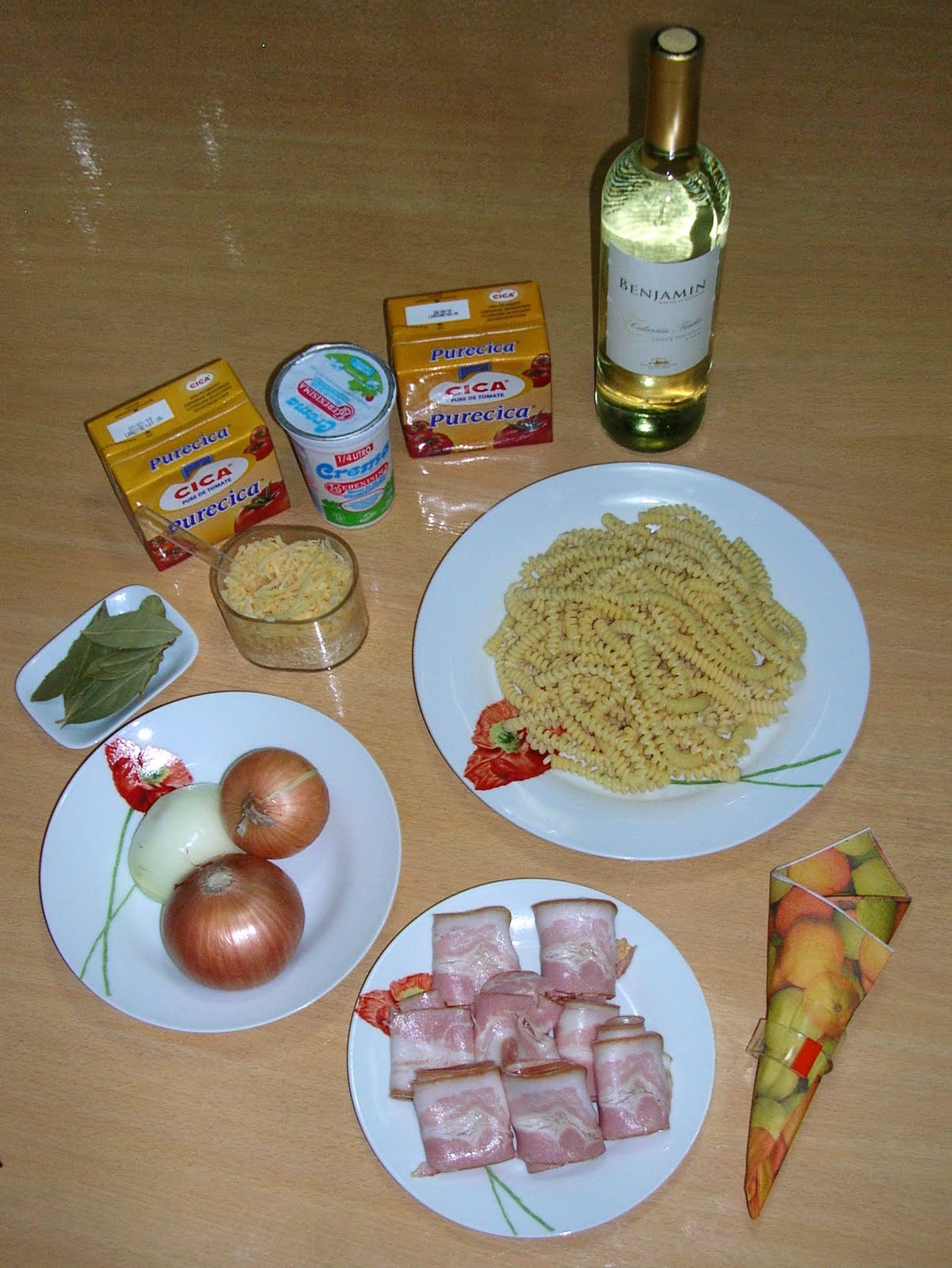 Fucciles con salsa de tomate, panceta, cebolla y vino blanco | Salty Lips