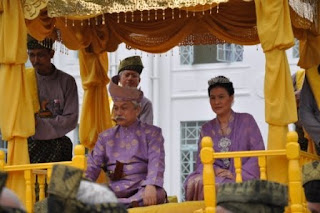 Kingdoms of Indonesia (Kerajaan Indonesia): Indonesian King attends ...