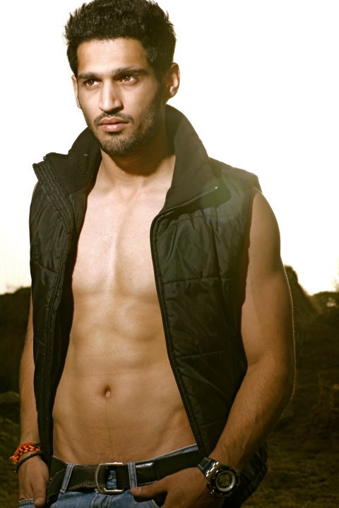 Shirtless Bollywood Men: Kapeesh Sunda