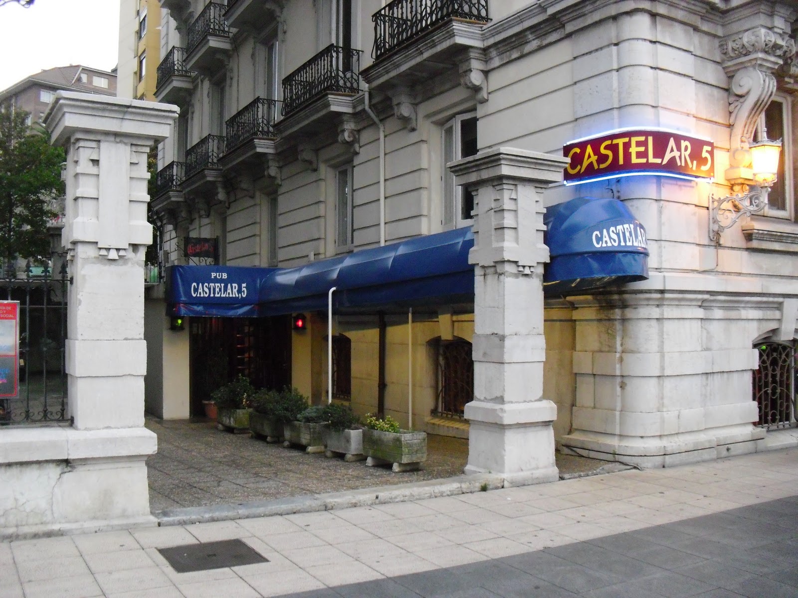 playas y paseos por la costa: BARES RESTAURANTES CALLE CASTELAR SANTANDER