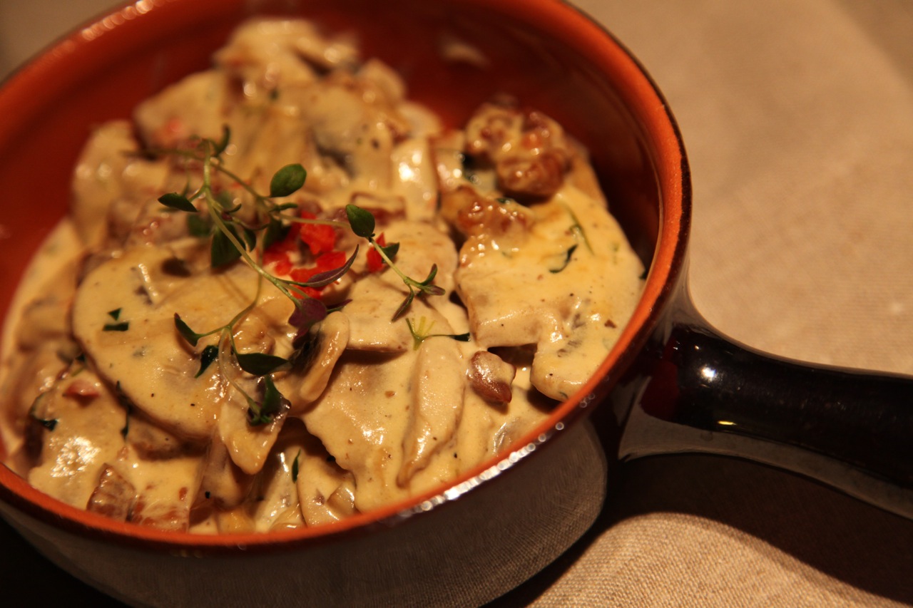 Aet köögis: Koorene peekoni-šampinjoni kaste