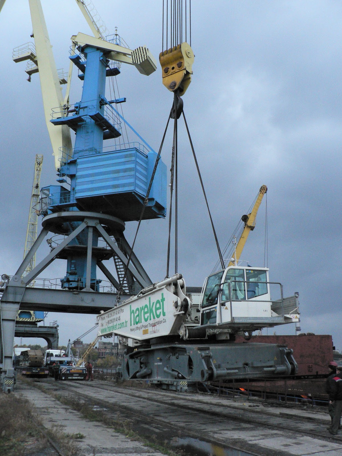 Плавучий кран Захар LK-600: Перегрузка гусеничного крана плавучим краном