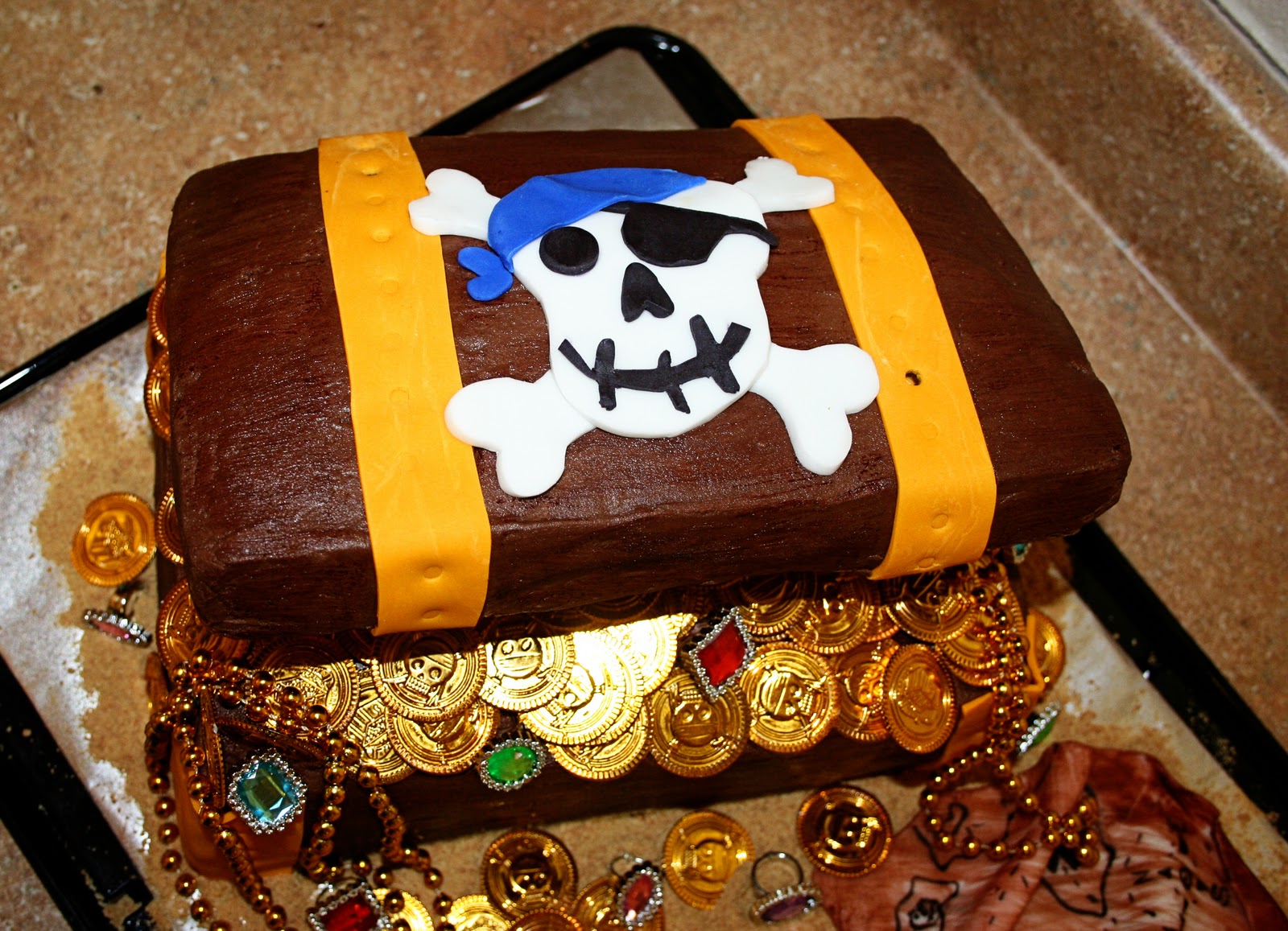 Sweet Bakin' Mamas: Treasure Chest Cake