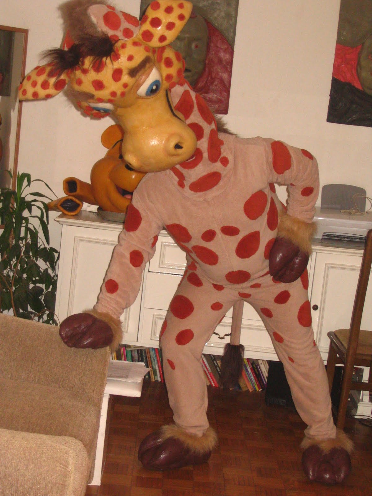 MASKOTE, MASKE, KOSTIMI, LUTKE, REKVIZITI: Maskota na sprat