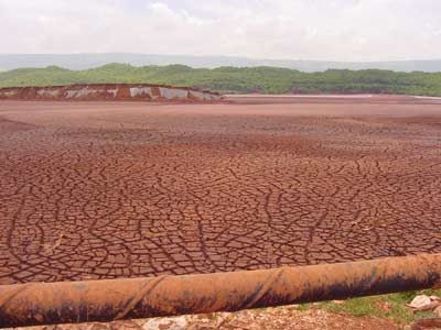 Health Info News: The 'red mud' burns the skin and affects the eyes