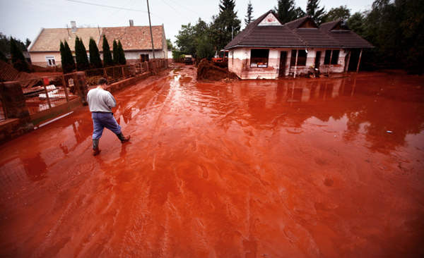 Health Info News: The 'red mud' burns the skin and affects the eyes