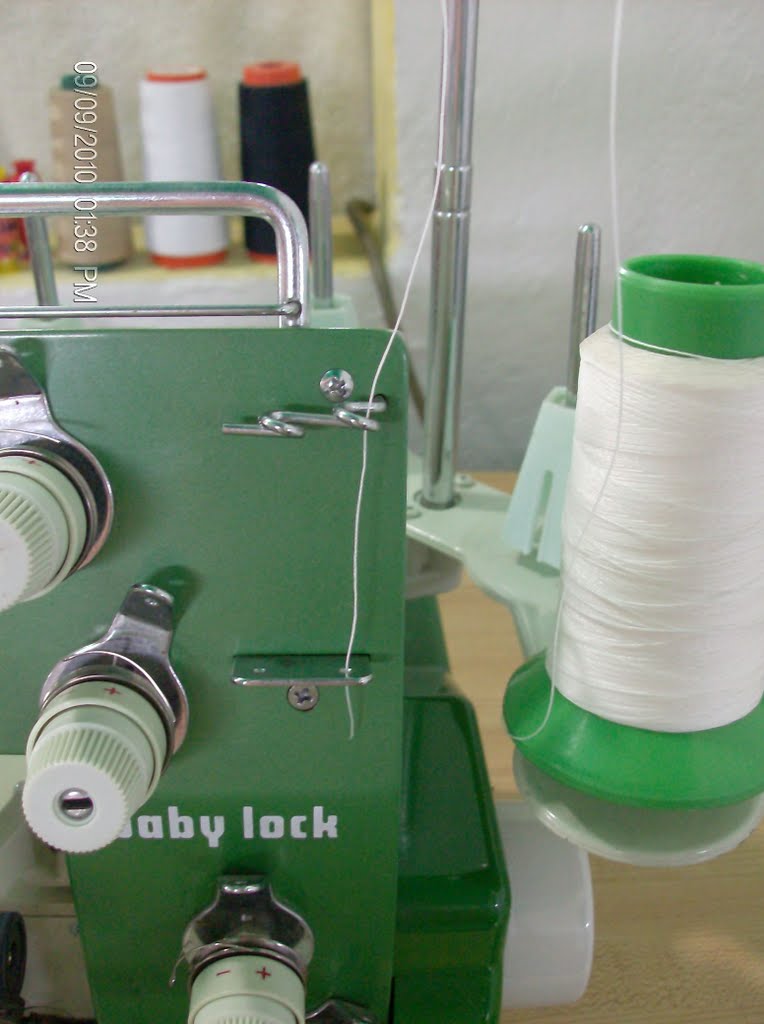 ¿Cómo enhebrar una máquina overlock Juki Baby Lock EA-605?