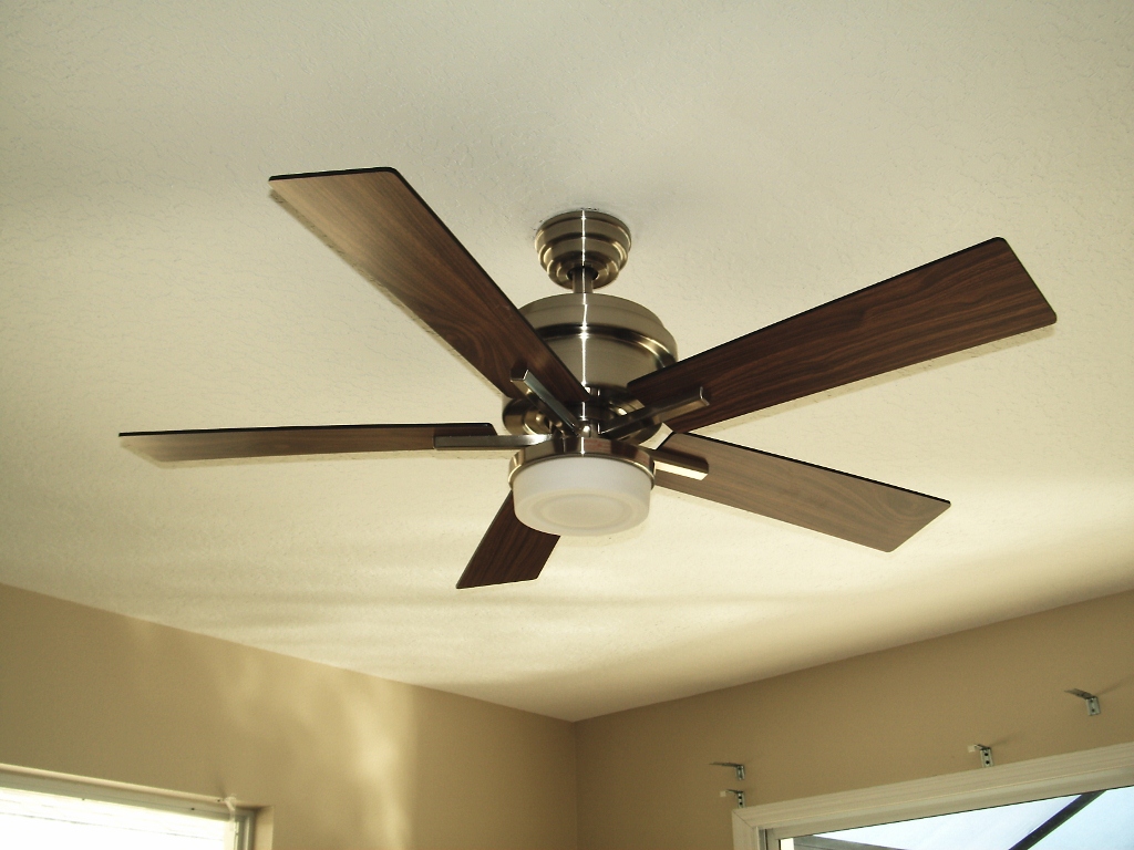 The Retreat by the Lake: Light fixtures and fans