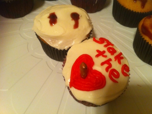 The Cookie Crumbles: Vampire and Slayer Cupcakes (Easy Halloween ...