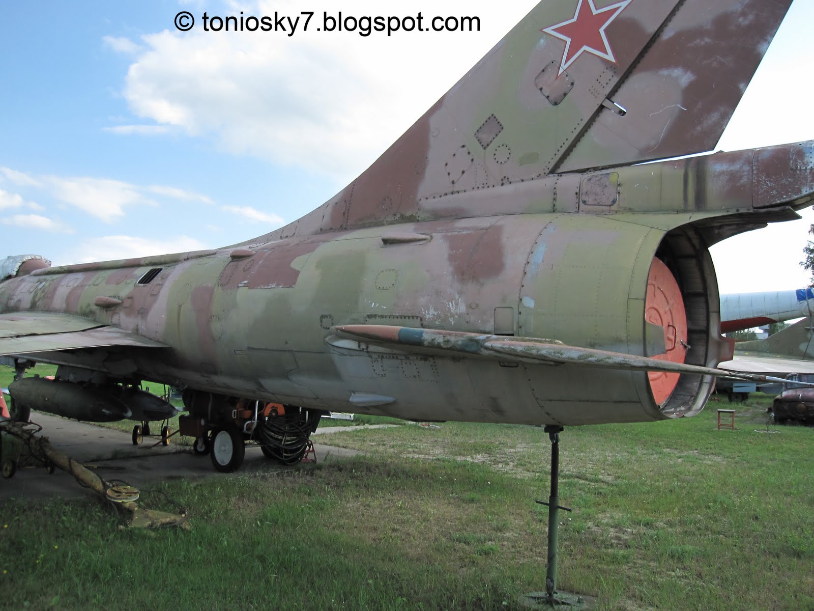 Sukhoi Su-7 BKL Fitter walkaround (Aviation Museum of Riga)