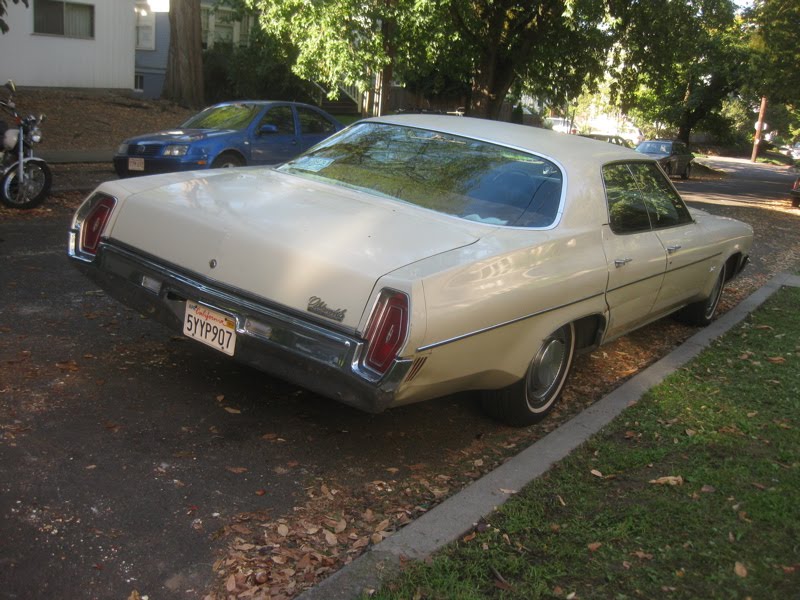 OLD PARKED CARS.: 1971 Oldsmobile Delta 88 Sedan.