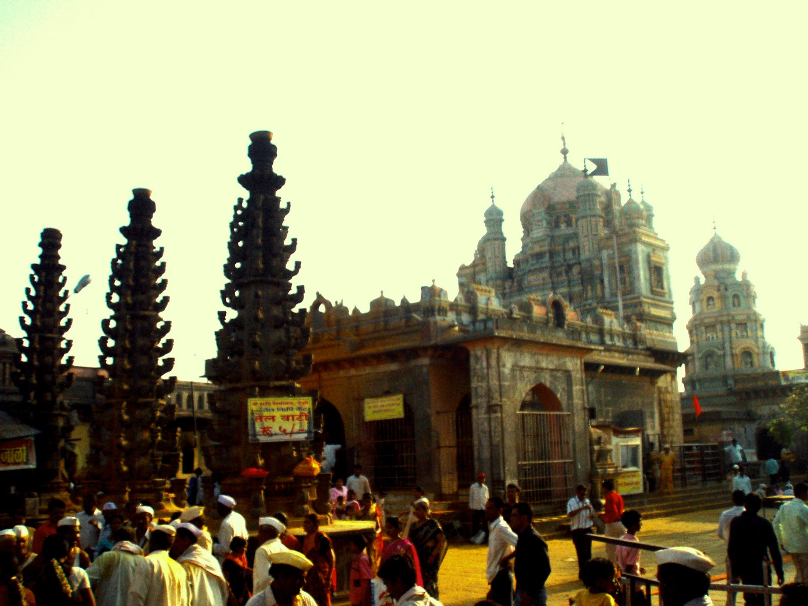 Travelogue Unlimited: Fort Temples of Khandoba : A Photo Feature