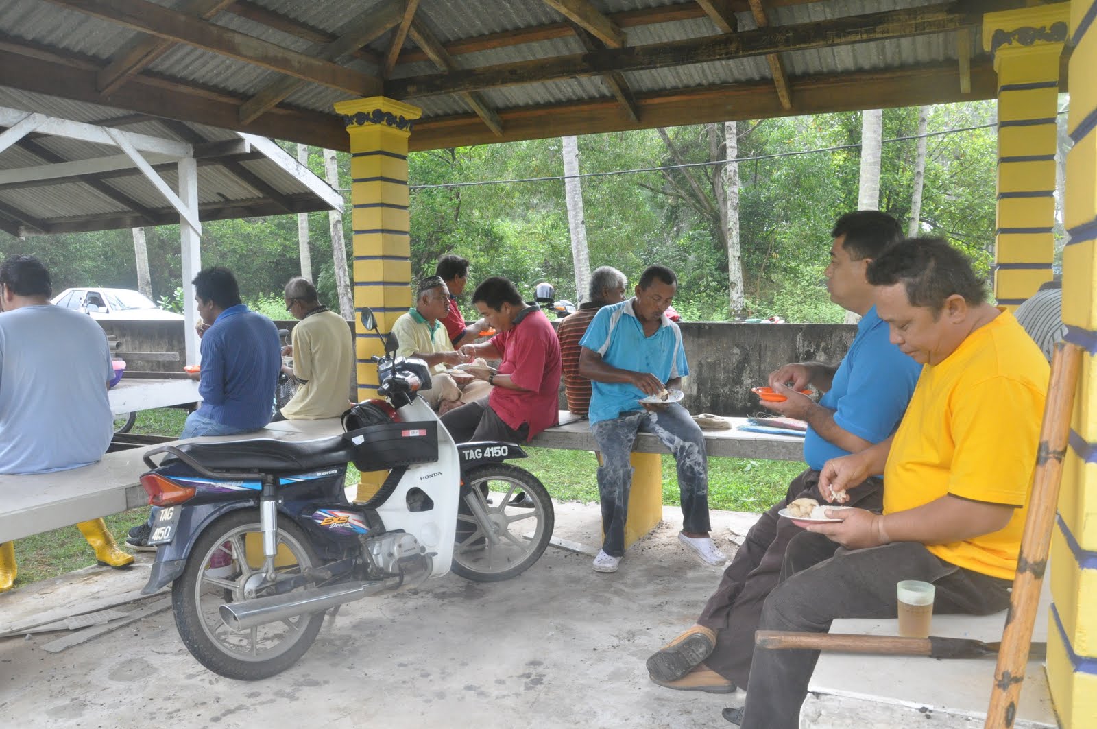 SETIU HARI INI: APMT Dun Batu Rakit bersama penduduk kampung..