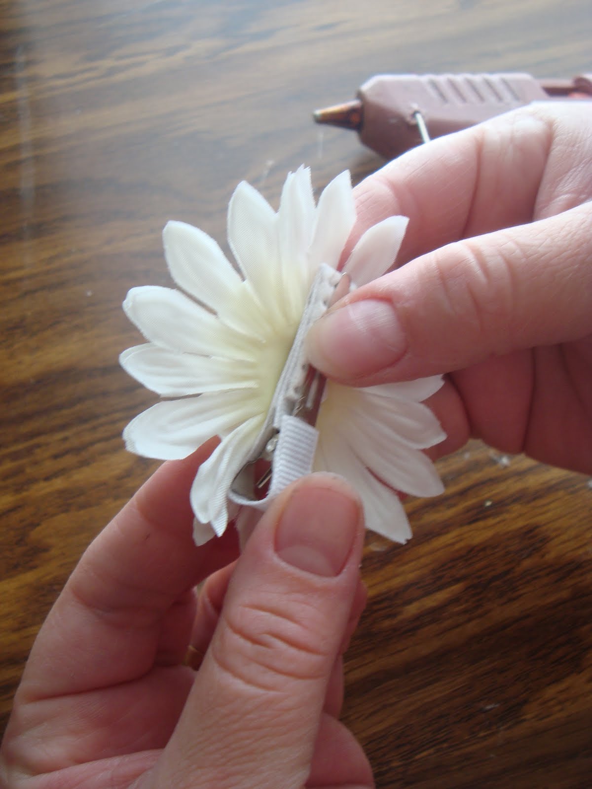 The Creative Homemaker: Ang's Flower Clip Tutorial