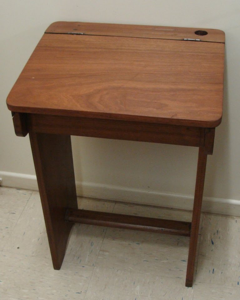 Tri Q: VINTAGE CHILDS SCHOOL DESK