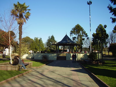 italo_chileno: Plaza de Armas de Lautaro y su Monumento al Toqui Lautaro.