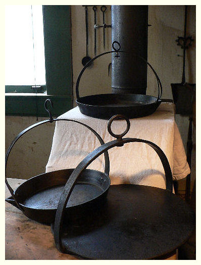 ramblings on cast iron: Cast iron hanging skillets