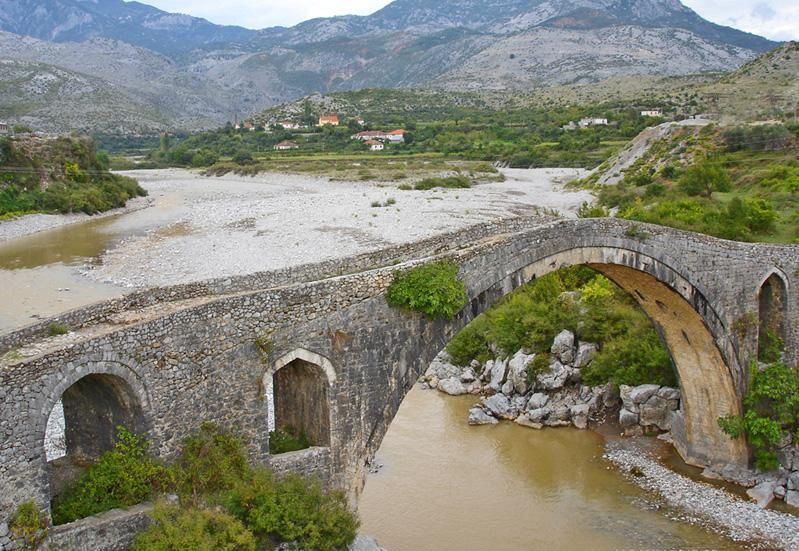 Guri i zi Shkoder : Pamje te liqenit :Rragam.