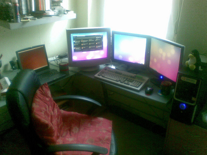 15 Cool and Unique Linux Desktop Workspaces (Workstations) | Tech Source