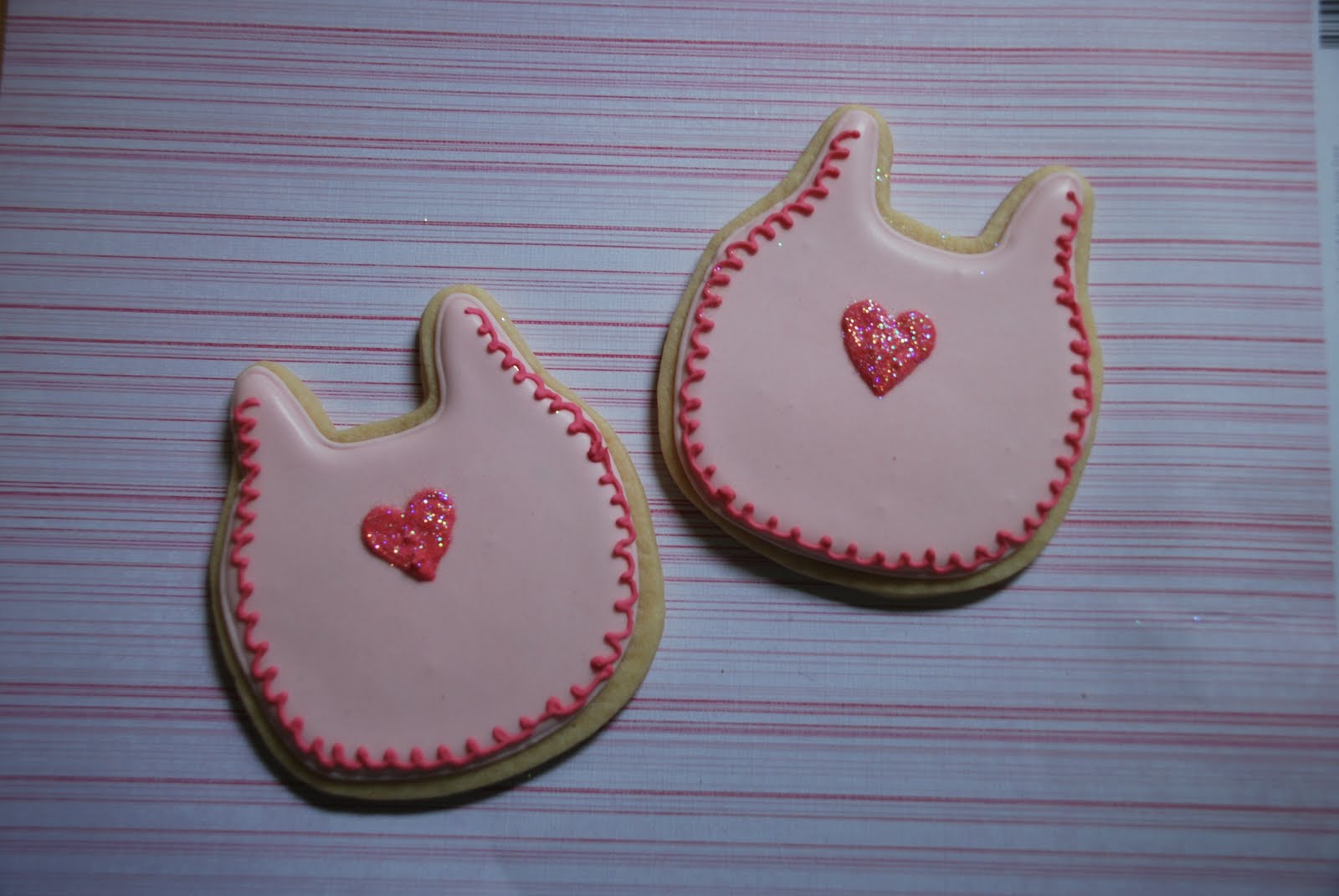 jackandy cookies: Pink Baby Bib Cookies