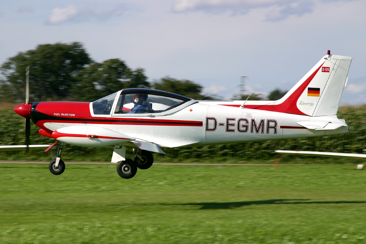 Eastwings: SIAI SF.260 * Private * D-EGMR