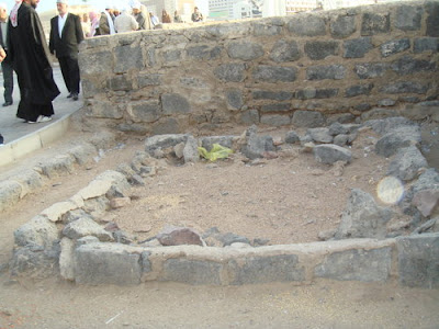 Talabul 'Ilmi: Kuburan Bukanlah Tempat Pemujaan atau Tempat Berharap Berkah