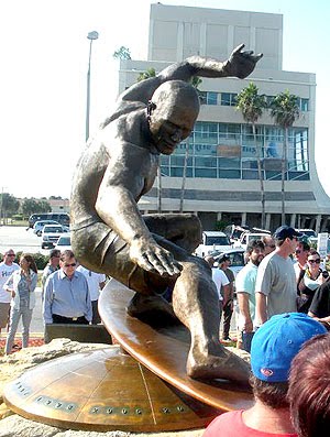 FutebolFFV: Kelly Slater ganha estátua em sua cidade natal