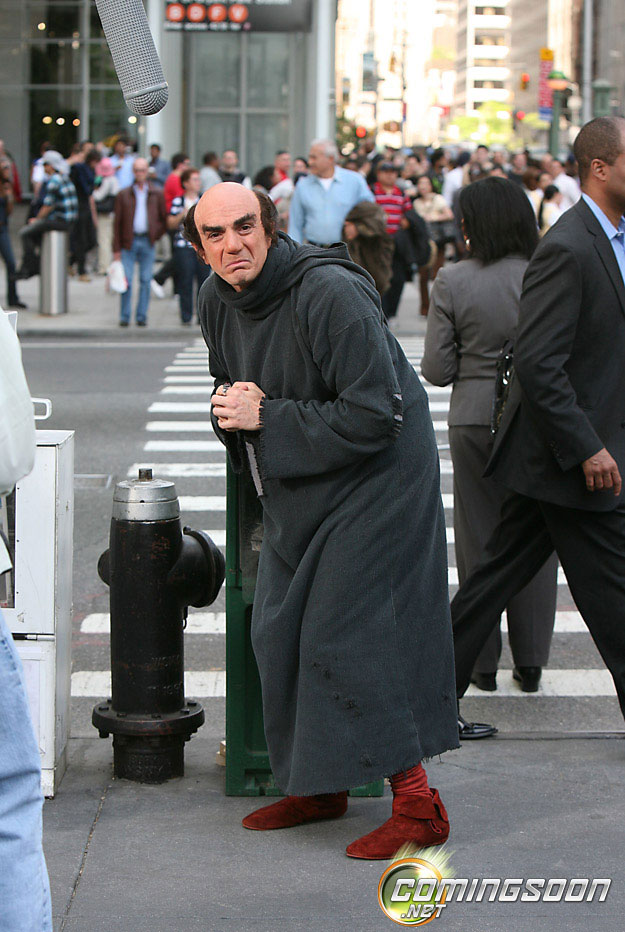 Gargamel é filmado em ação durante filmagem de Os Smurfs em Nova York ...