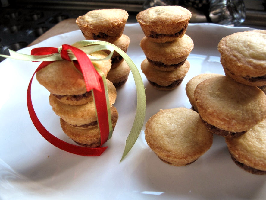 Foodiva's Kitchen: Muffin Shortbread Cookies With Nutella-Cranberry Filling