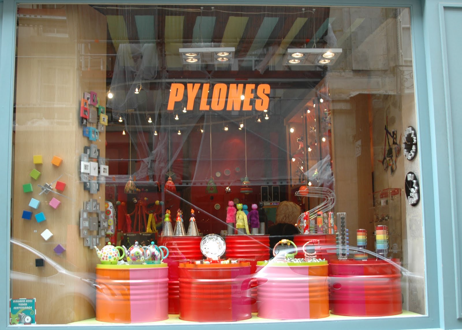 Paris and Beyond: Pylones -- Il vous fera sourire!