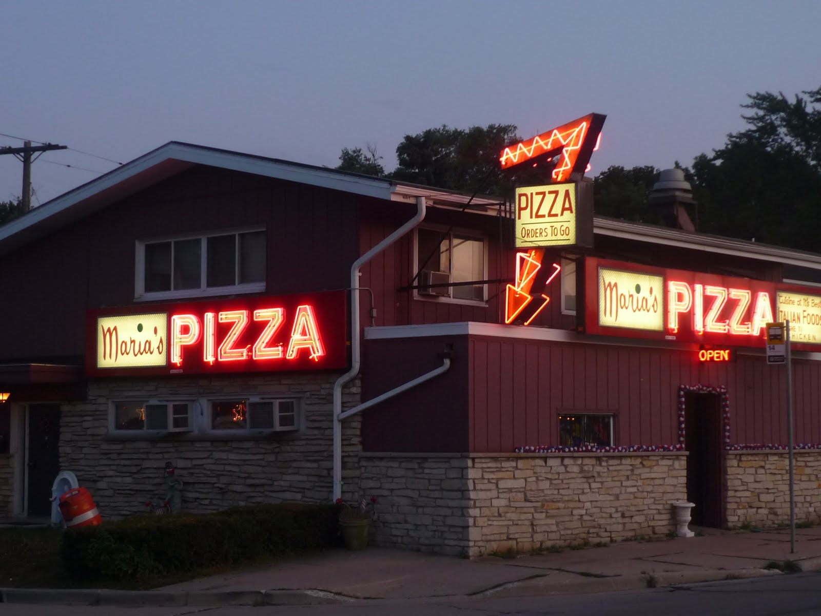 Smokin' Chokin' and Chowing with the King: Maria's Pizza