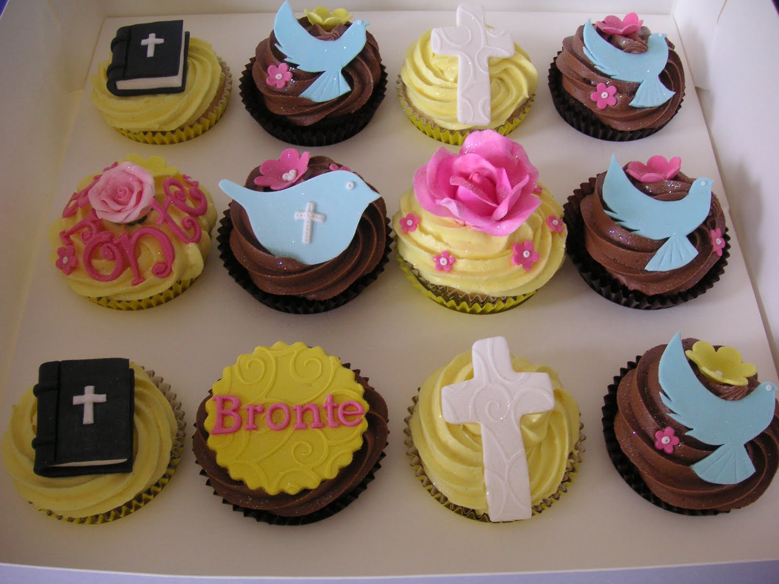 Just call me Martha: Holy Communion cupcakes and cake set