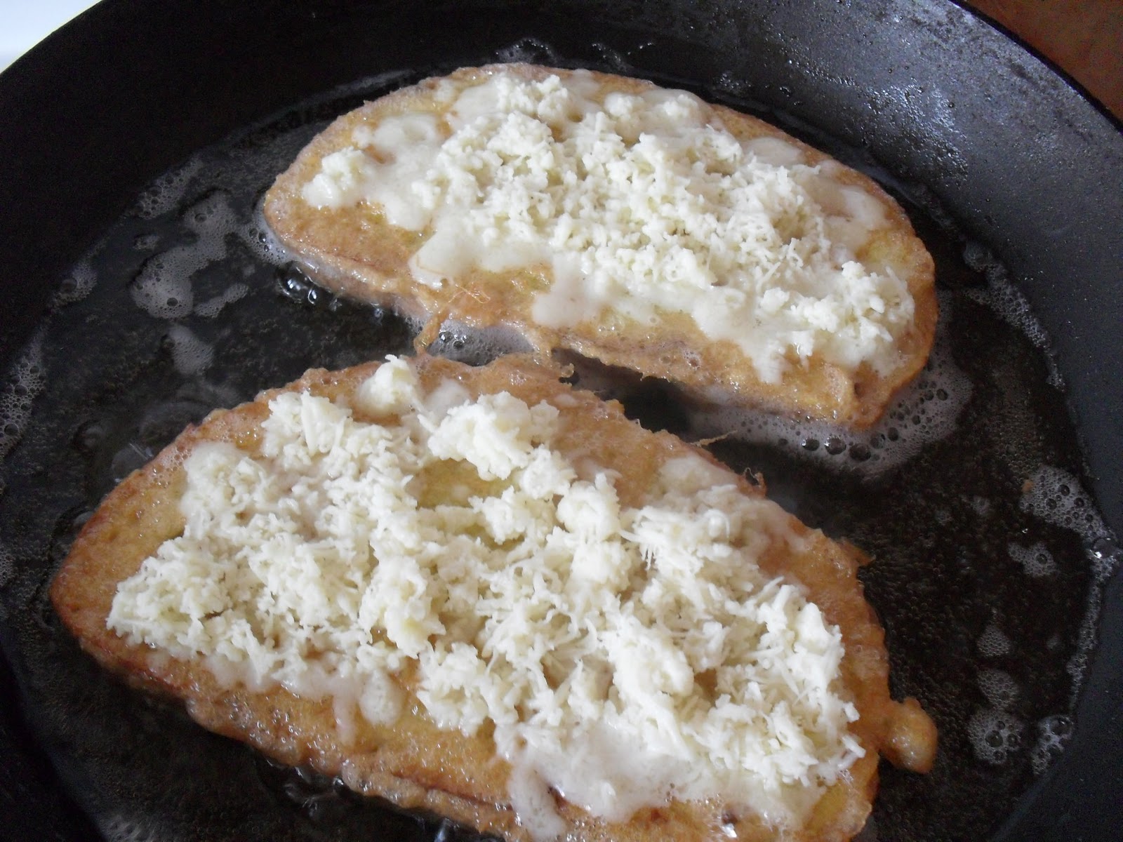 Jullya Cryss: Paine prajita cu ou si branza de oaie