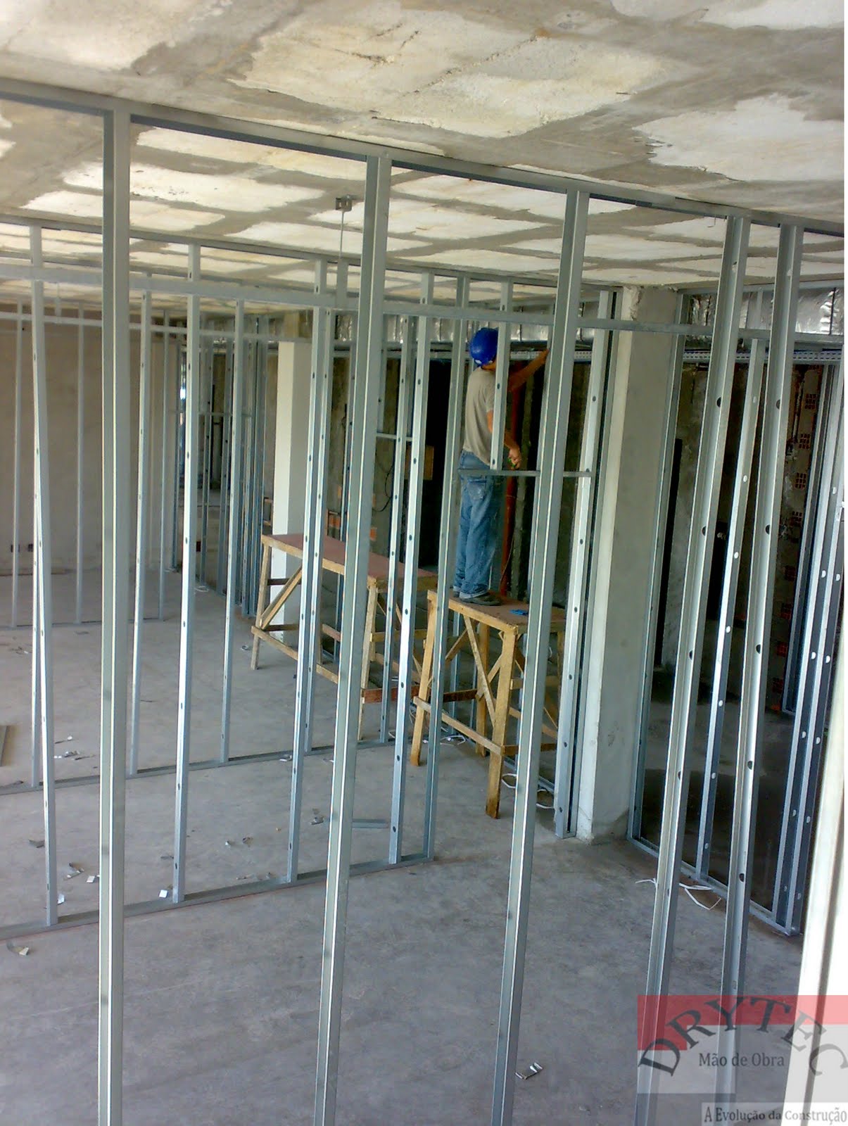 DRYTEC MÃO DE OBRA LTDA: Paredes em Drywall - Estruturação