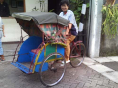 santidiwyarthi: Dari Jogja, Pontianak, hingga Bogor, Ku Kayuh Becak...