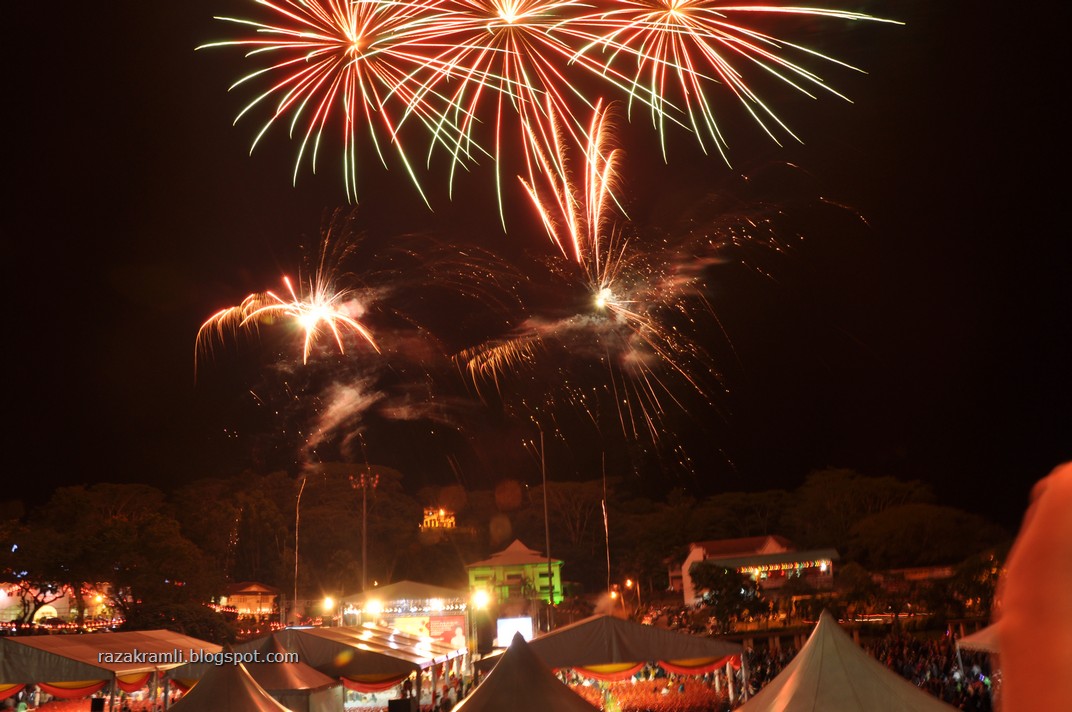 Fotografi merakam sejarah: Bunga api tahun baru cina 2011 di Dataran Raub