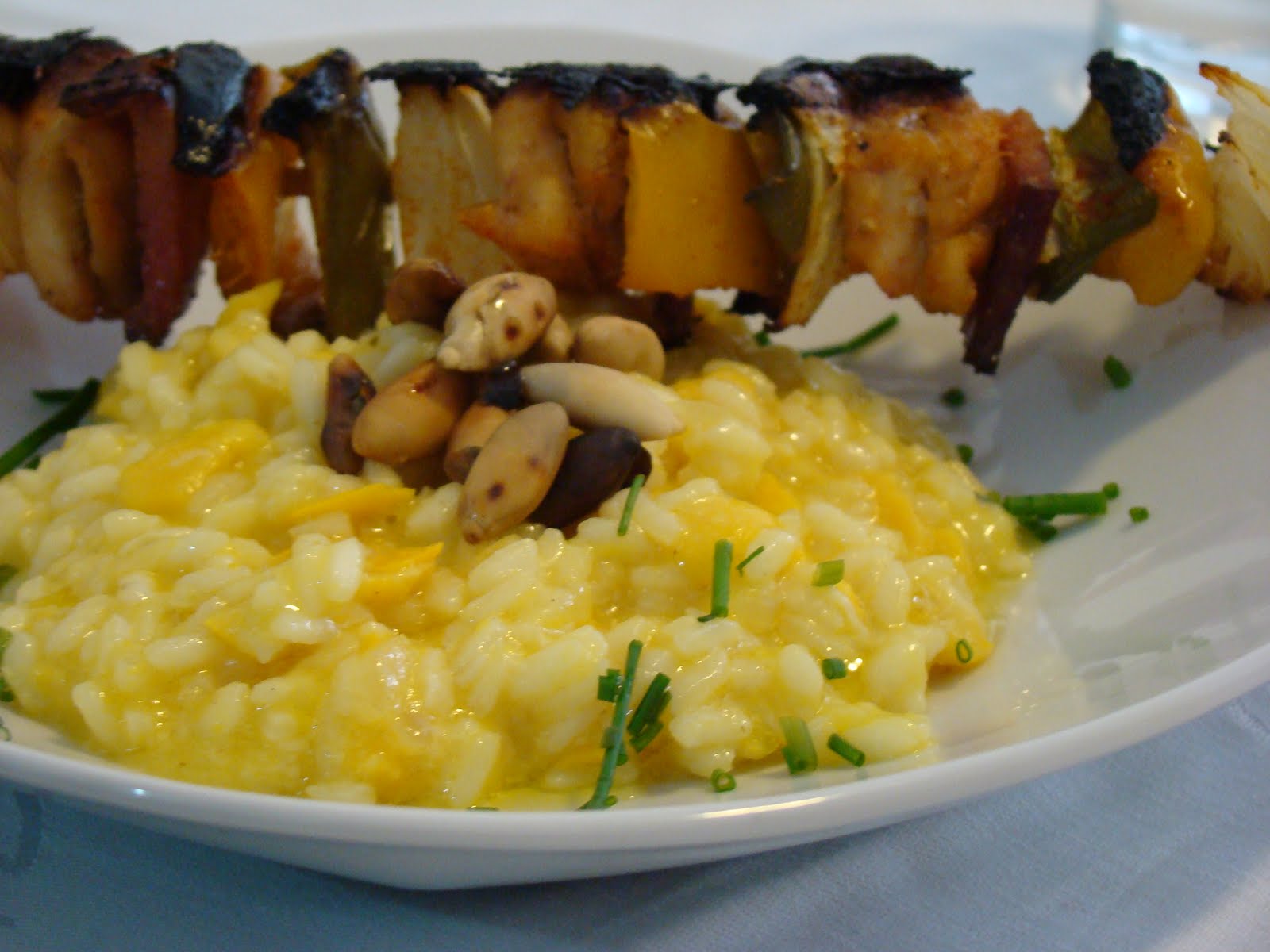 Comidas & Rumos: RISOTTO DE PEQUI COM BARU E BROCHETE DE FRANGO