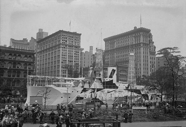 cabovolo: USS Recruit, un barco de guerra en el centro de Nueva York