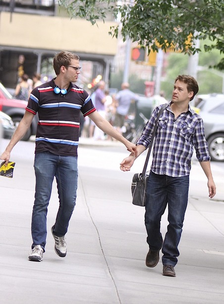The Diva's Corner: T.R. Knight holding hands with new boyfriend in ...