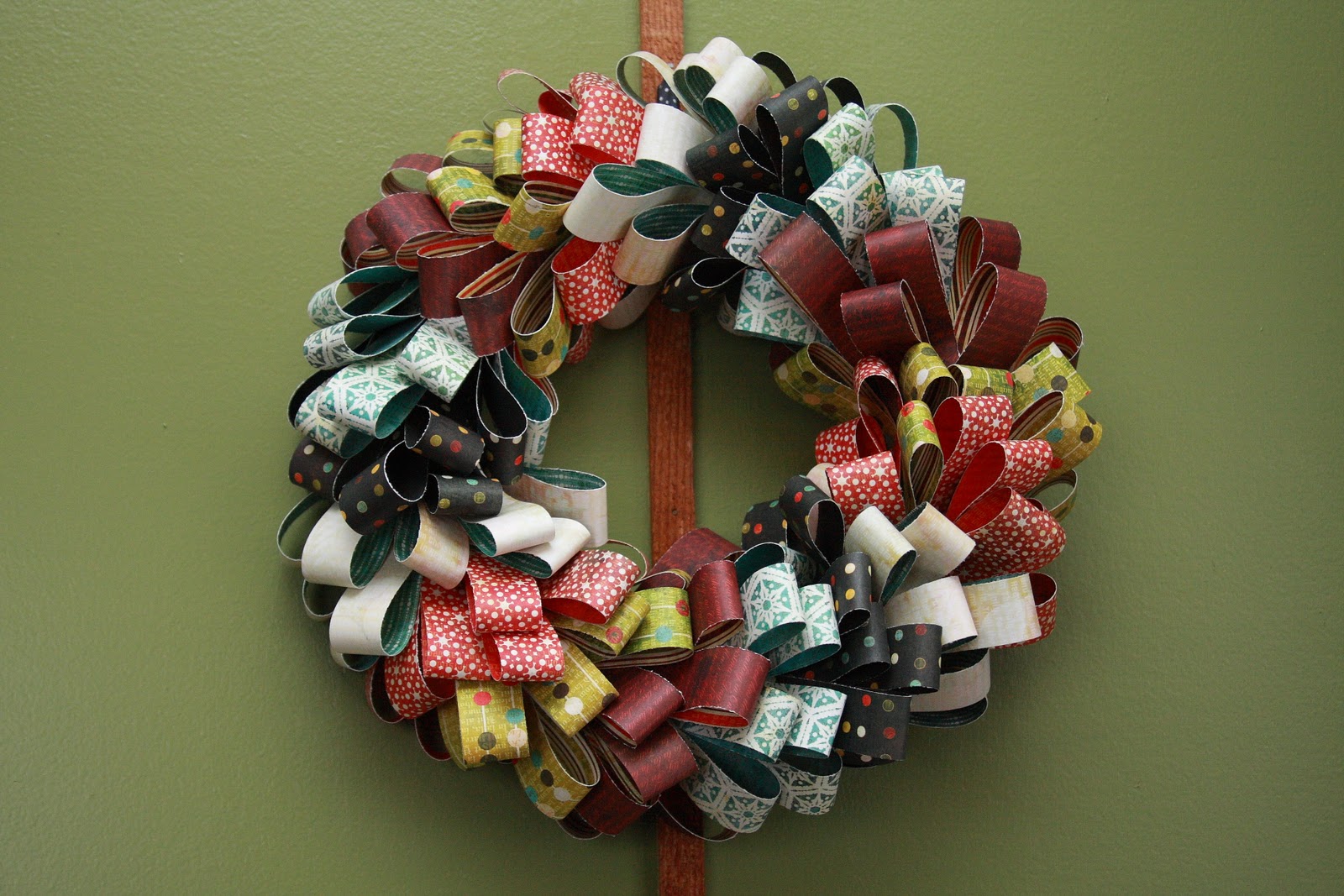 Main Street Madness: Paper Loop Wreath