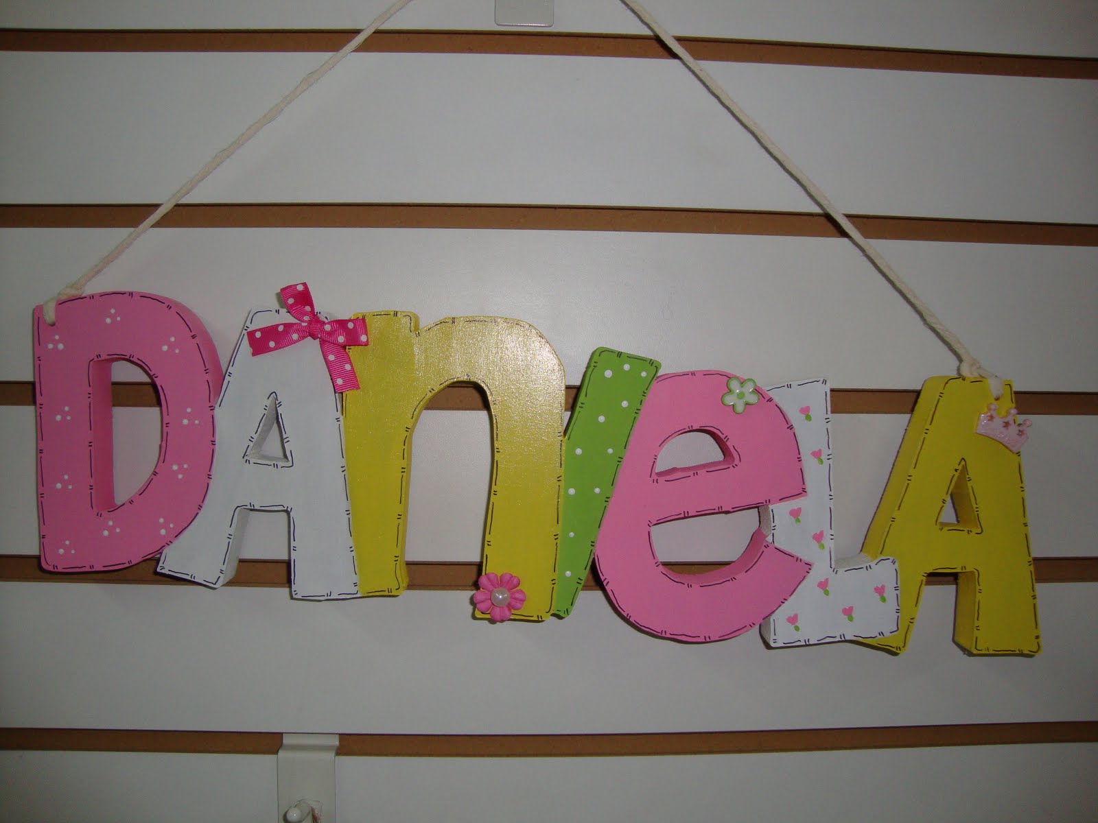 PAPELIUX: Nombre en mdf con detalles