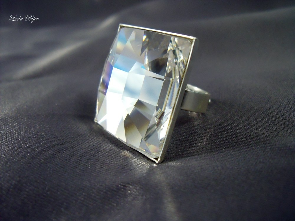 SWAROVSKI CRYSTAL: Exquisite white swarovski crystal ring /50USD/