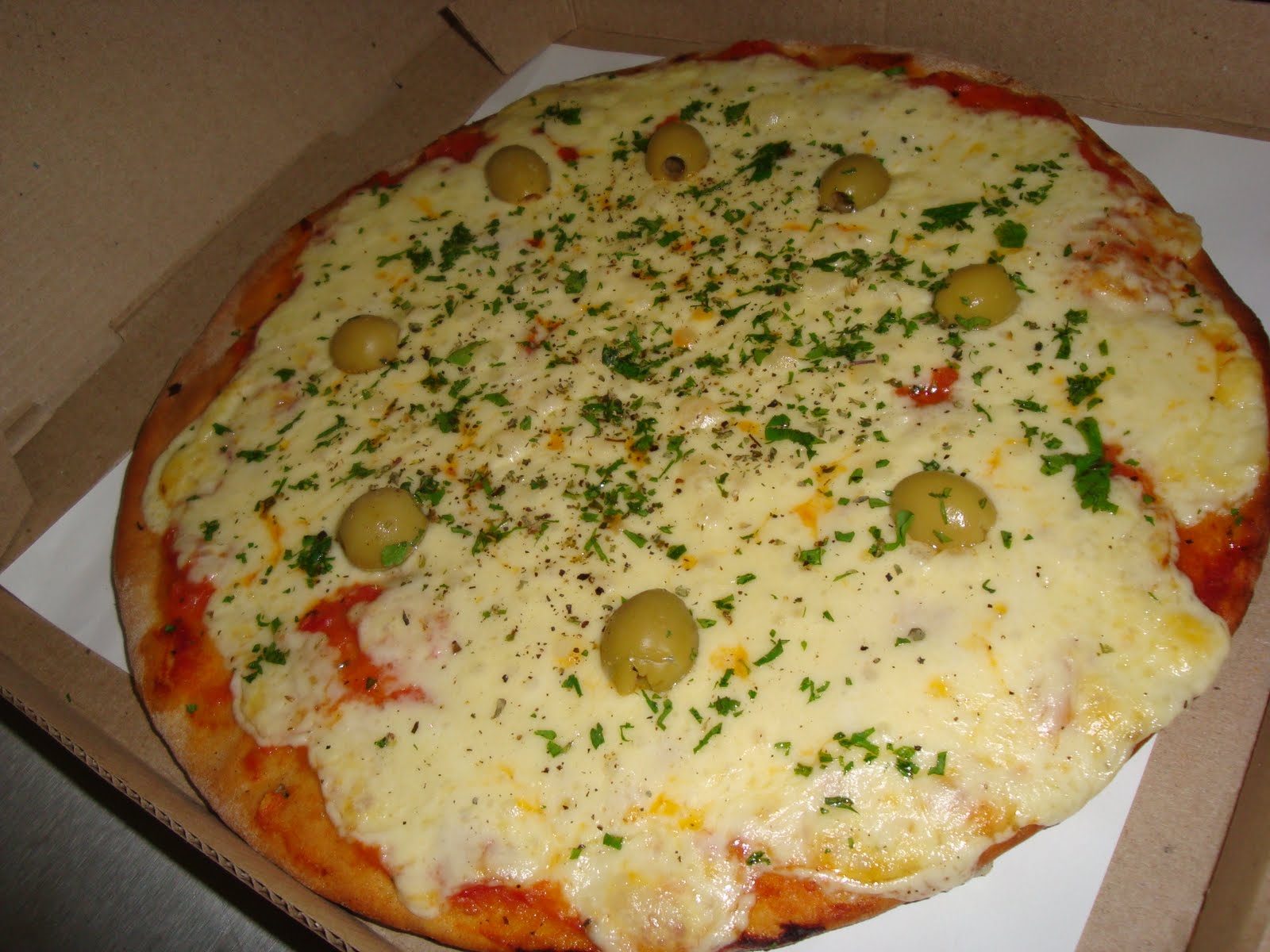 La Tomatina, tienda de pizzas: La mejor muzzarella, probala.-