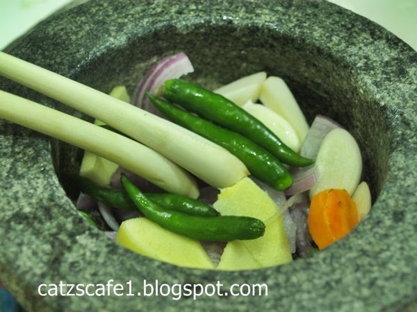 Catz's Cafe: Jom tumbuk bawang.